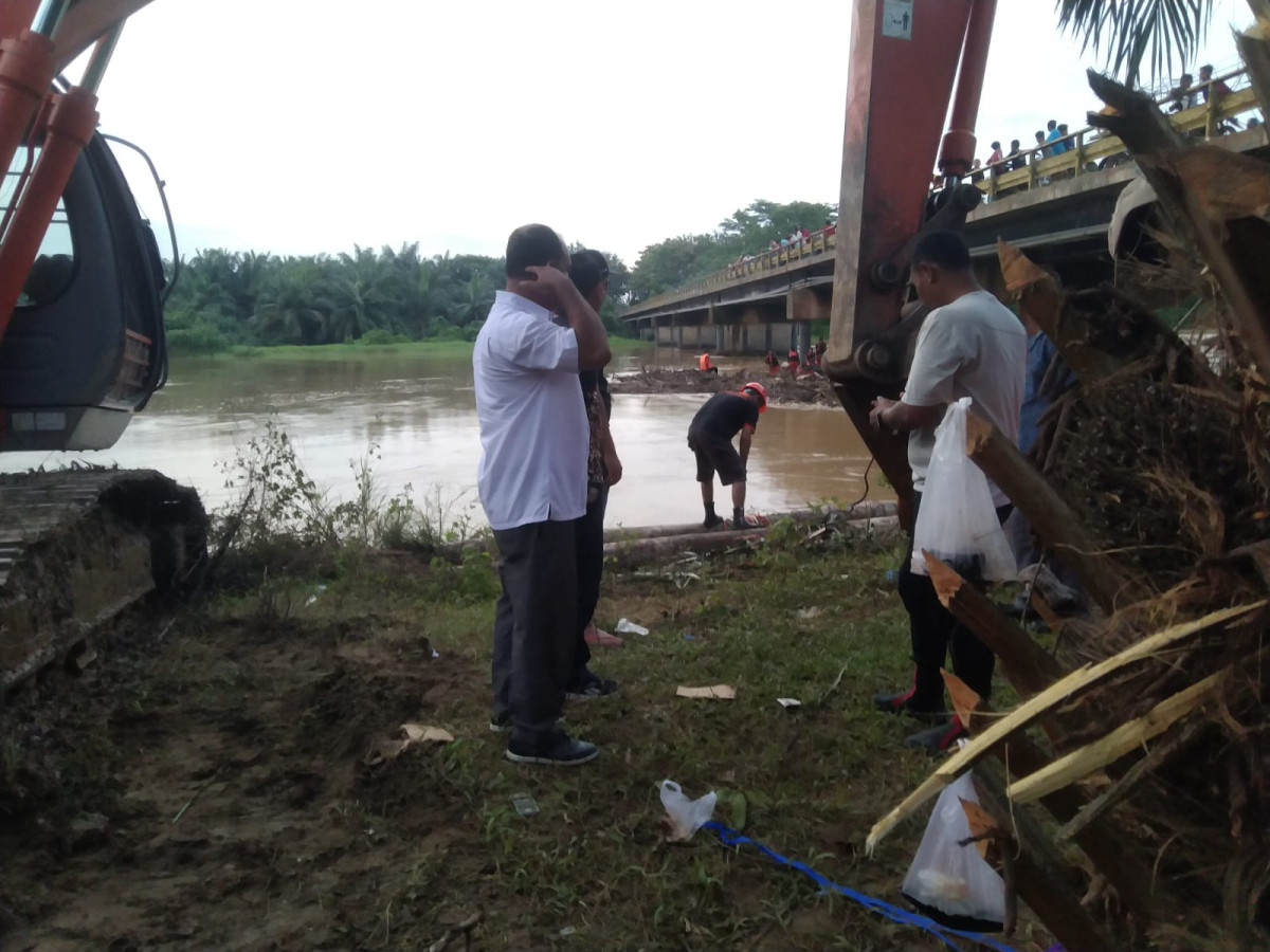 Pembersihan Sampah Kayu di Aliran sungai di Jembatan TITI SANDORA
