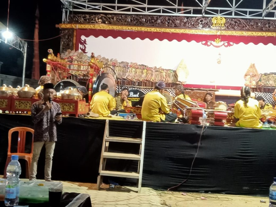 PERGELARAN WAYANG KULIT DALAM RANGKA BERSIH DESA
